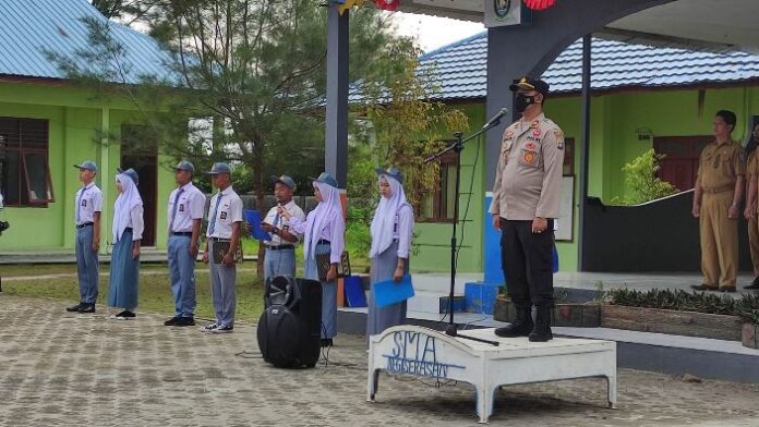 Ini Pesan Kapolsek Serasan saat Jadi Pembina Upacara di Sekolah – Berita Batam