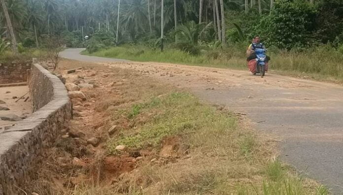 Bahu Jalan di Jemaja Rusak dan Badan Jalan di Penuhi Pasir Akibat ...